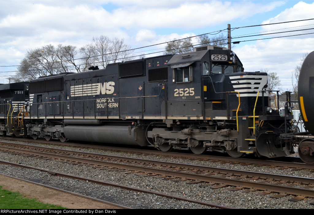 NS SD70 2525 trails on 19G